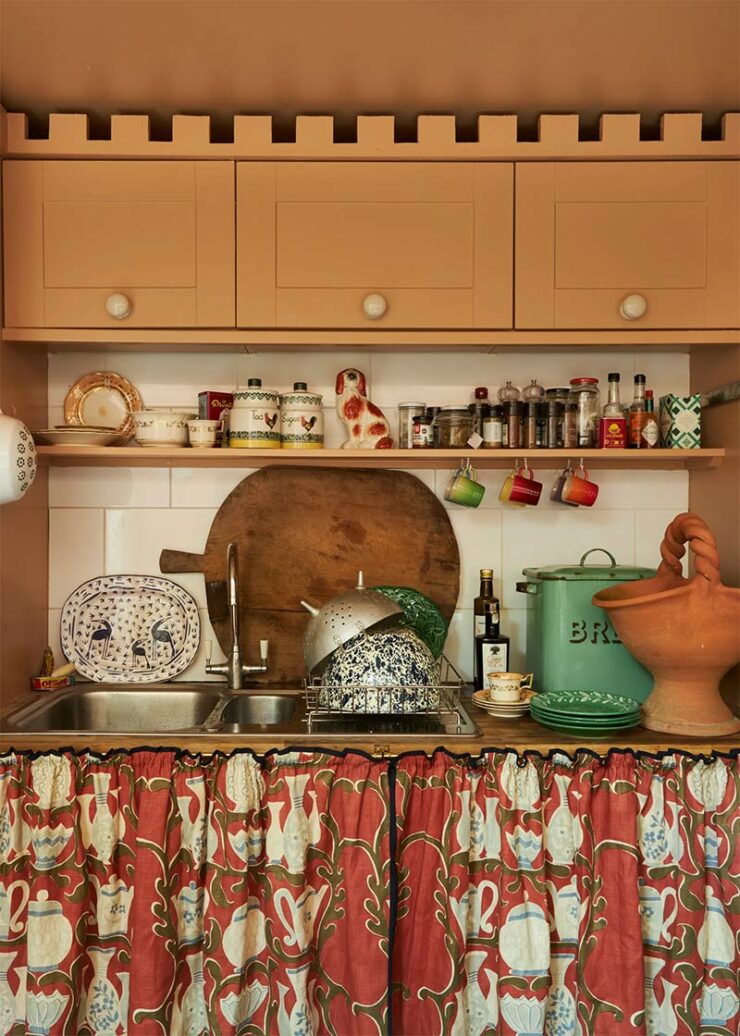 Le rideau jupon, croyez-vous à son retour ? - Turbulences Déco